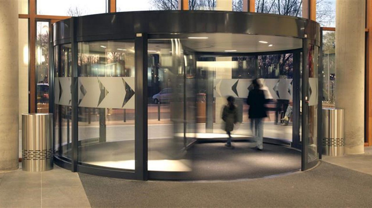 A safe, draught-free and comfortable hospital entrance | ASSA ABLOY