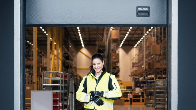 Vijf storingen aan overheaddeuren en hoe je ze kunt voorkomen en oplossen