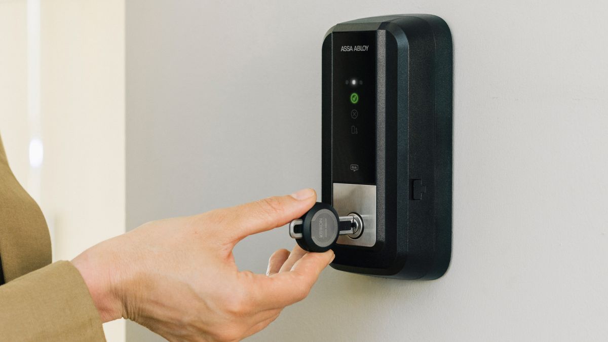 Neues CLIQ®-Wandprogrammiergerät | ASSA ABLOY