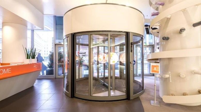Revolving doors reduce energy loss | ASSA ABLOY