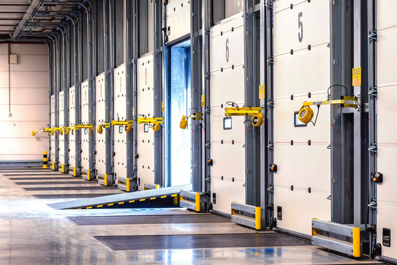 Save energy and cost with smart loading bay solutions | ASSA ABLOY